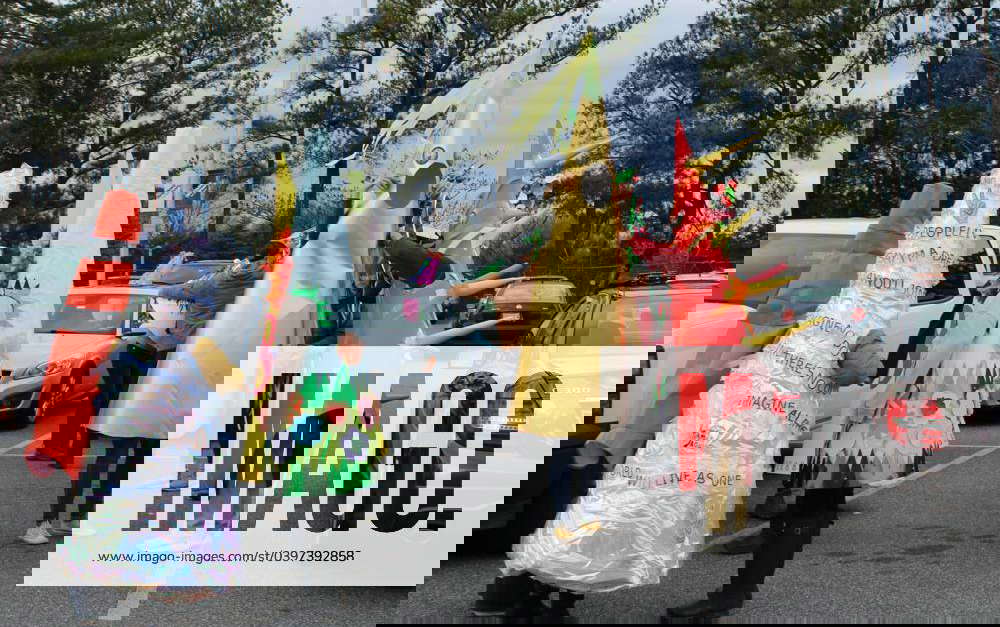 Syndication: The Progress-Index People don costumes for 16th Annual ...