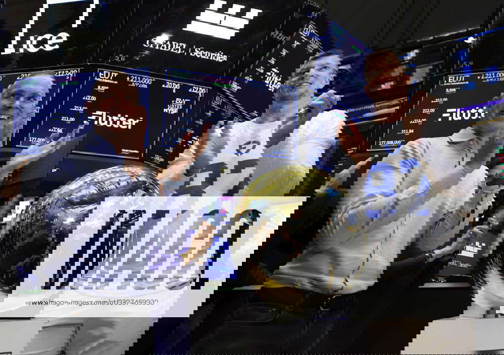 Flutter CEO Peter Jackson and Former NFL player Rob Gronkowski ring the ...