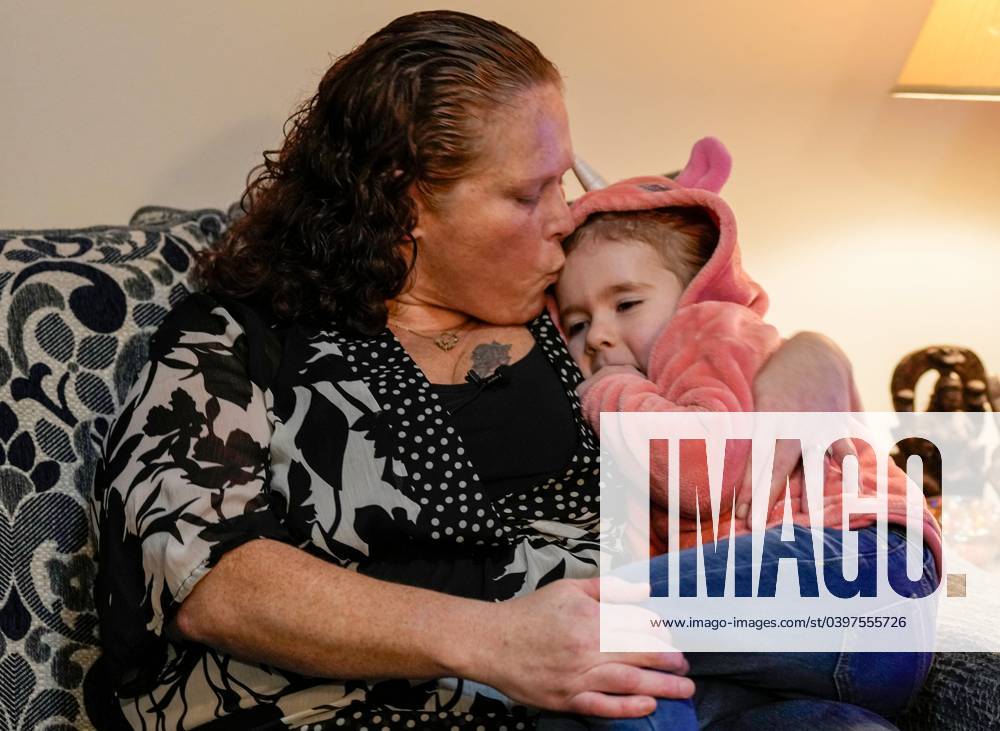 Syndication: The Enquirer Jami Wallace gives a kiss to her daughter ...