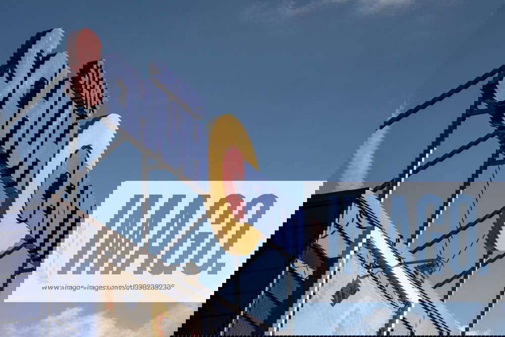 Siemes Schuh Center logo under a clear blue sky 01 02 2024, Limburg ...