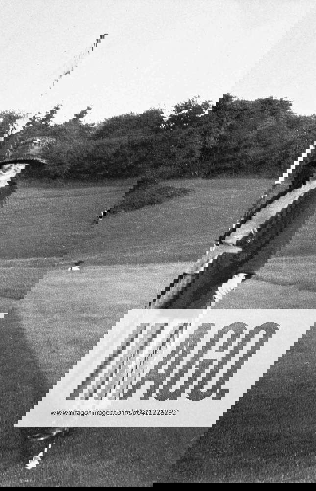 Coco Chanel playing golf, c.1912 (b w photo) 1684570 Coco Chanel ...