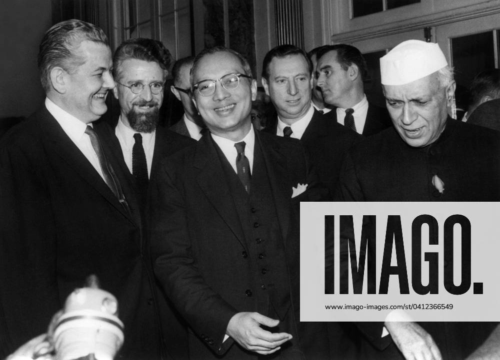 Jawaharlal Nehru et Maha Thray Sithu U Thant 1932657 Jawaharlal Nehru ...