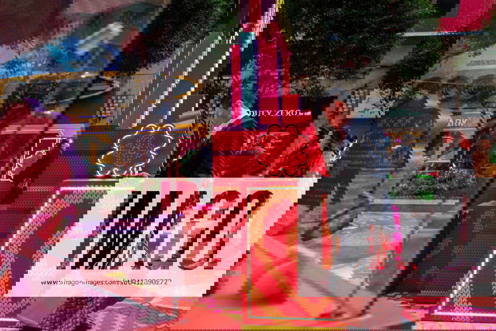 Chinese New Year s Eve Markets in Hong Kong - 09 Feb 2024 People walk ...