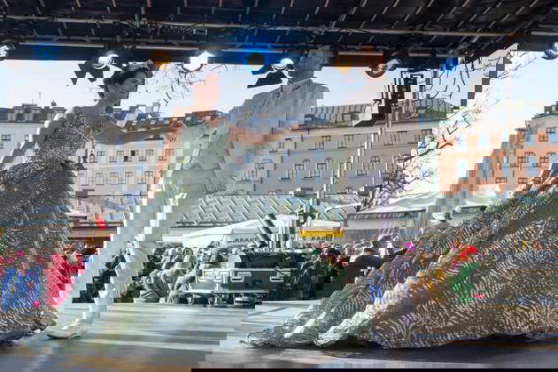 Munich, Shrove Tuesday at the Viktualienmarkt, the dancing market women ...