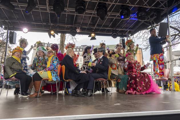 Munich, Shrove Tuesday at the Viktualienmarkt, the dancing market women ...