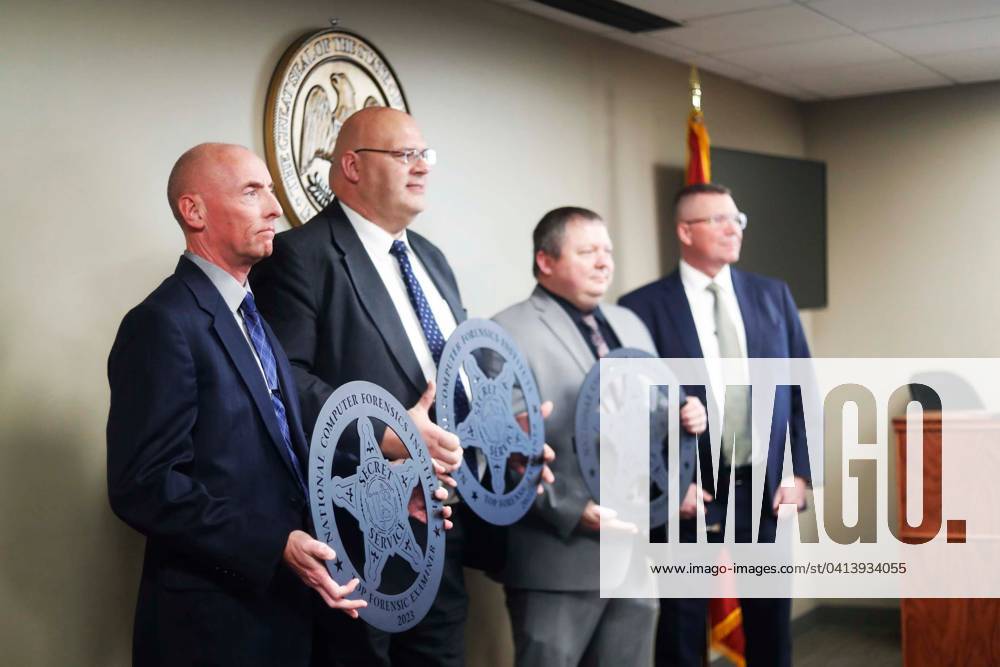 Syndication: The Commercial Appeal Detectives Craig Dickson, left, Greg ...