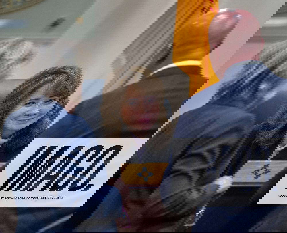 Santa Fe, New Mexico, USA: Judge MARY MARLOWE SOMMER, center, speaks ...