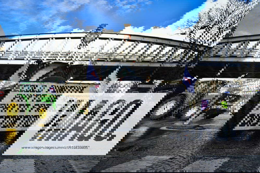 Farmers Demonstration - Paris Farmers participate with their tractors ...