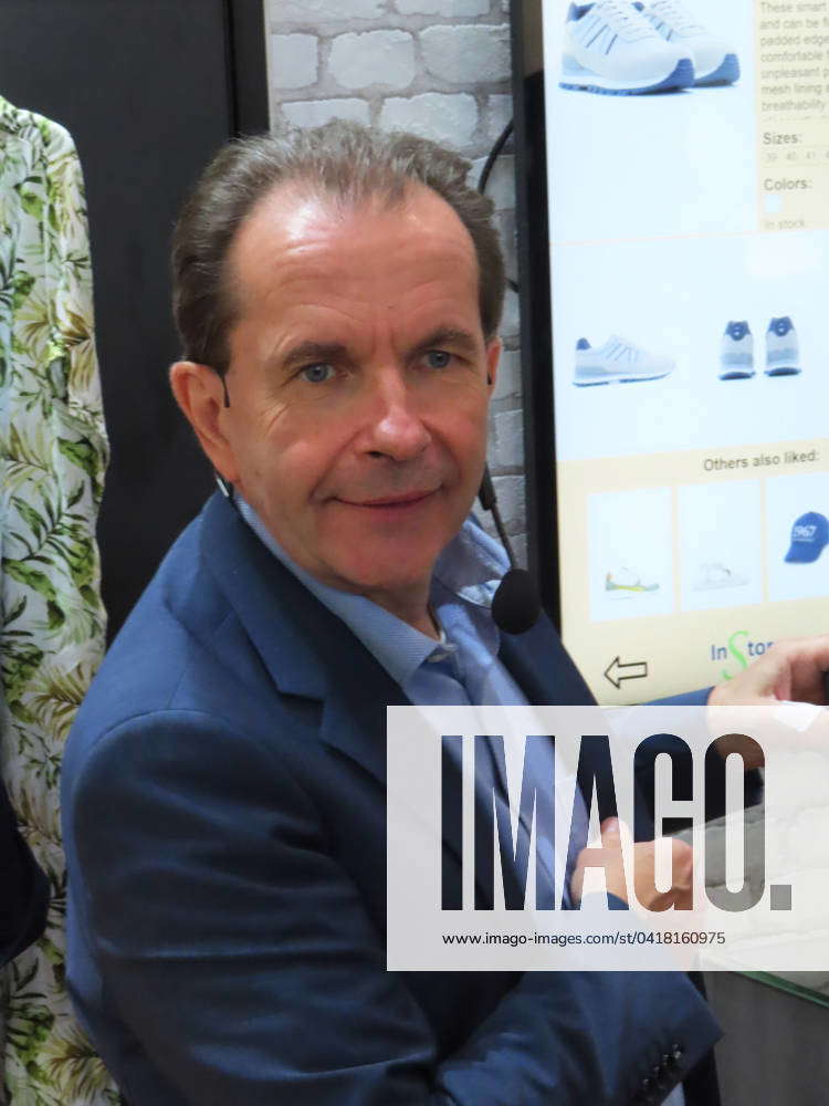 Mr. Matthias Ernst explains the functions and advantages of the Instore ...