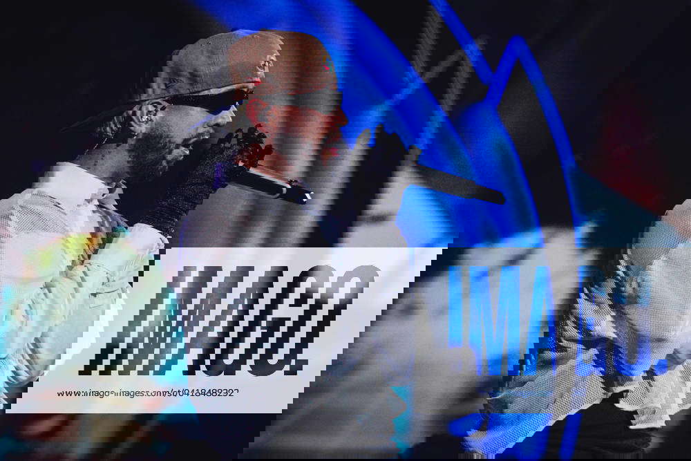 Vina Del Mar, Chile: Singer Mora performs during the Vina del Mar ...