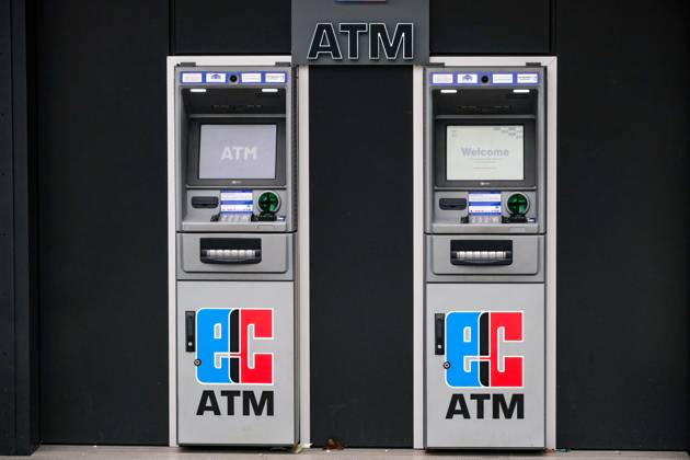 Düsseldorf 01 10 2022 cash cashless cash machines ATM EC card ...