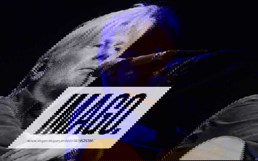 Italian singer Music Concert - RON - AL CENTRO ESATTO DELLA MUSICA ...