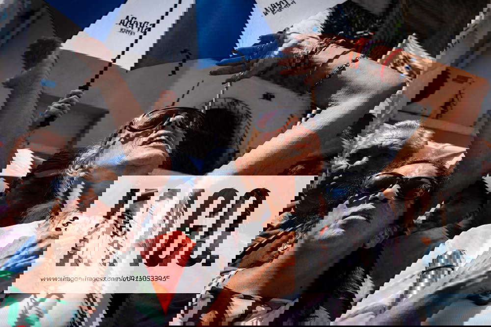 Protest and Symbolic Embrace to the National News Agency Telam in ...