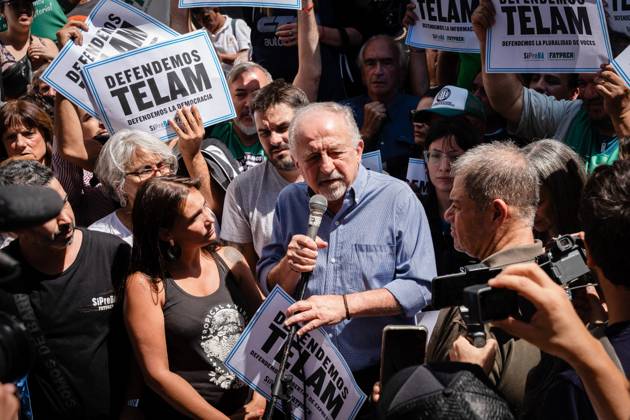 Protest and Symbolic Embrace to the National News Agency Telam in ...
