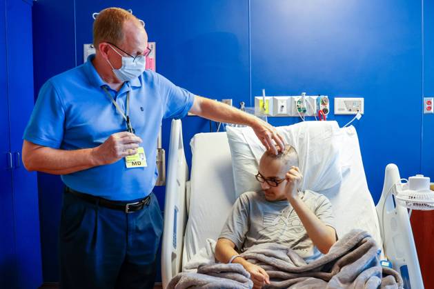 Tampa, Florida, USA: Physician Don Eslin talks to his patient, Santiago ...
