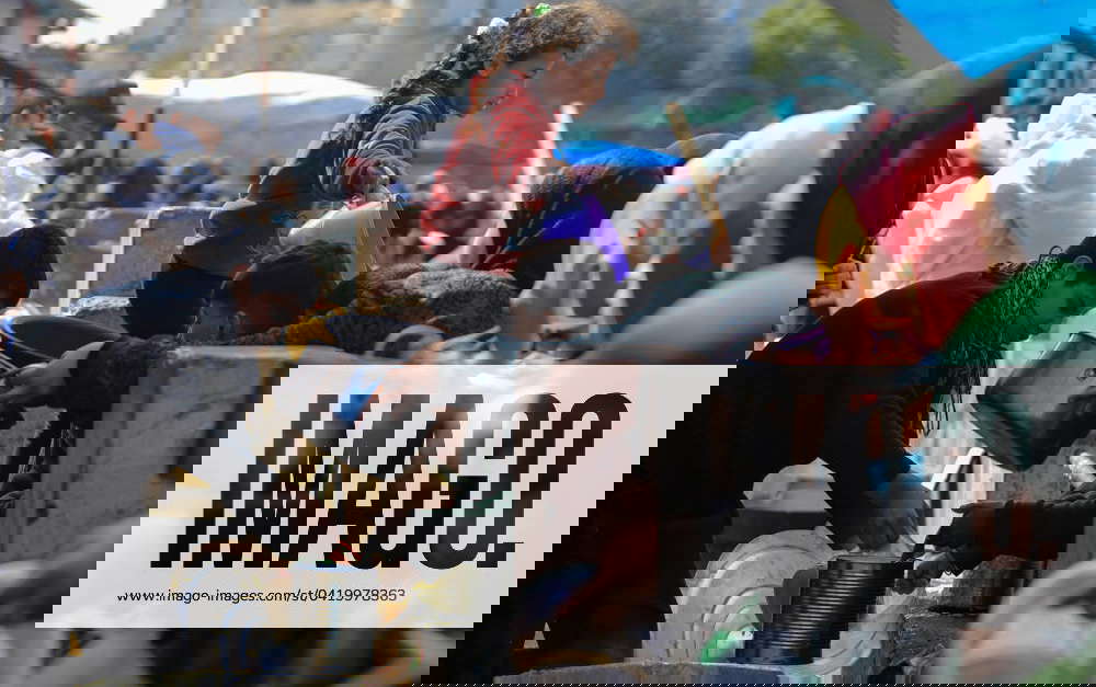 Food Crises in Rafah Mar 07 Displaced Palestinians gather to receive ...