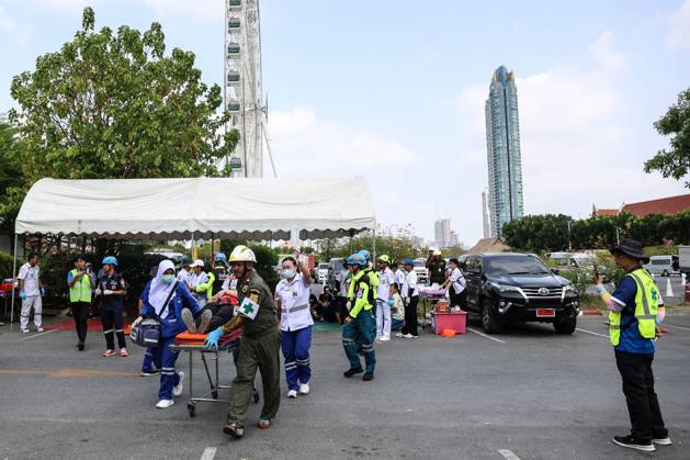 Bangkok, Thailand: Emergency personnel perform first aid operations ...
