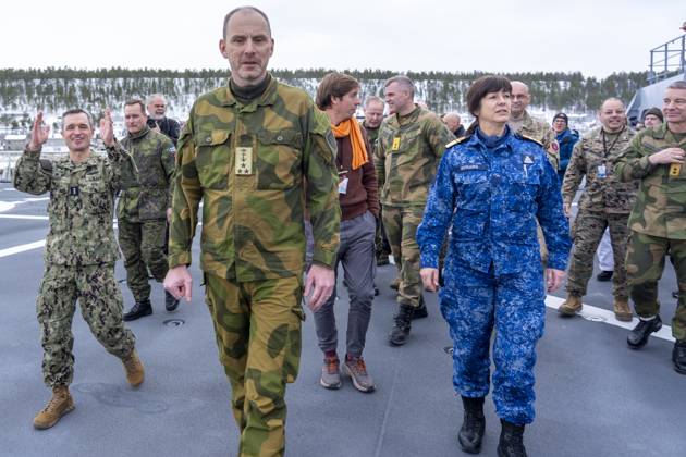 Nordic Response 2024 Alta 20240308. Militaere ledere inkludert admiral Douglas G. Perry, sjef for