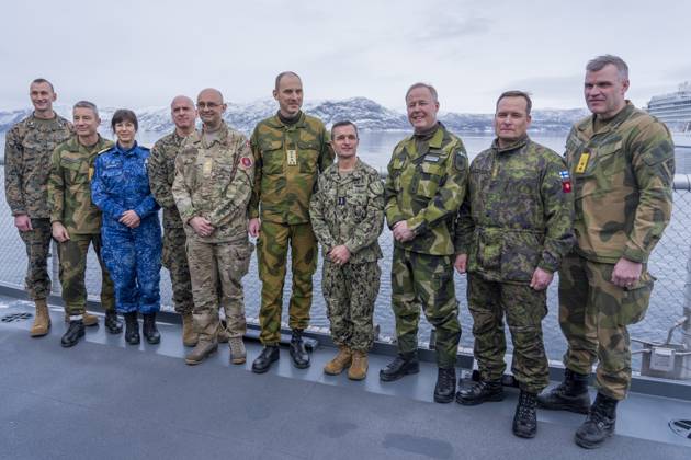 Nordic Response 2024 Alta 20240308. Militaere ledere inkludert admiral Douglas G. Perry, sjef for