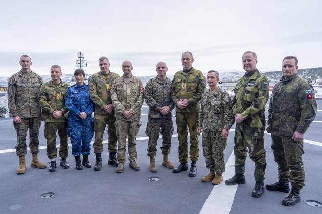 Nordic Response 2024 Alta 20240308. Militaere ledere inkludert admiral Douglas G. Perry, sjef for