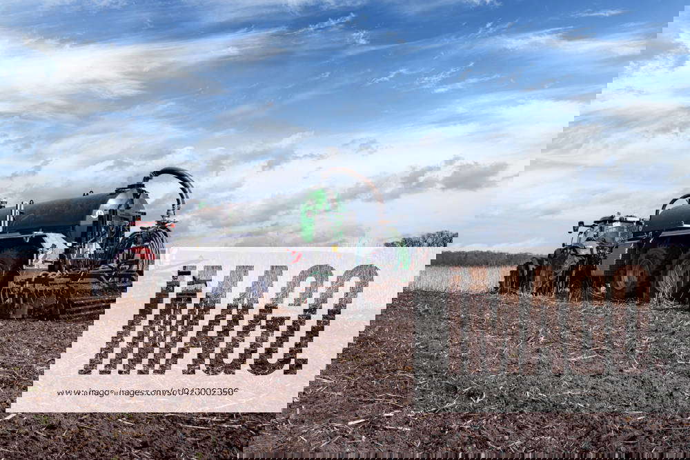 Spreading liquid manure with a modern liquid manure tanker and ...