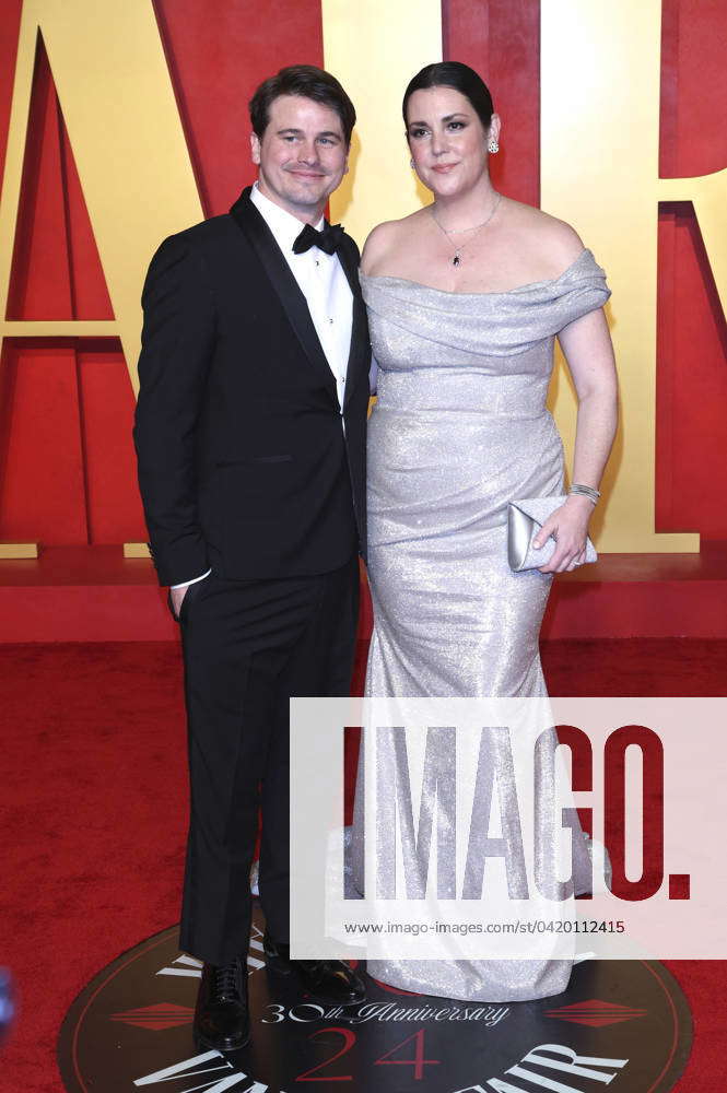 Melanie Lynskey with husband Jason Ritter at the Vanity Fair Oscar ...