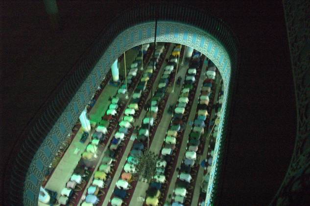 Dhaka, Bangladesh: Muslim faithfuls perform evening prayer known as ...