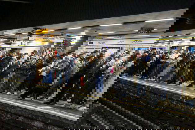 Overcrowding at Victoria underground station in London, UK - 16 Mar ...