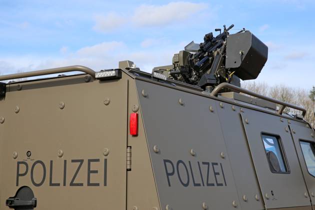 Roof structure The Enok 6 2 is armed with a FN MINIMI 762 light machine ...