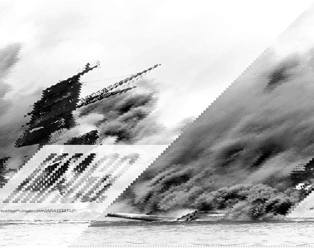 USA Japan: The USS Arizona (BB-39) burning after the Japanese attack on ...