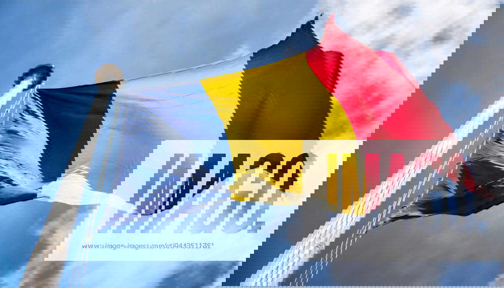 Fahnen, die Nationalfahne von Rumänien, flattert im