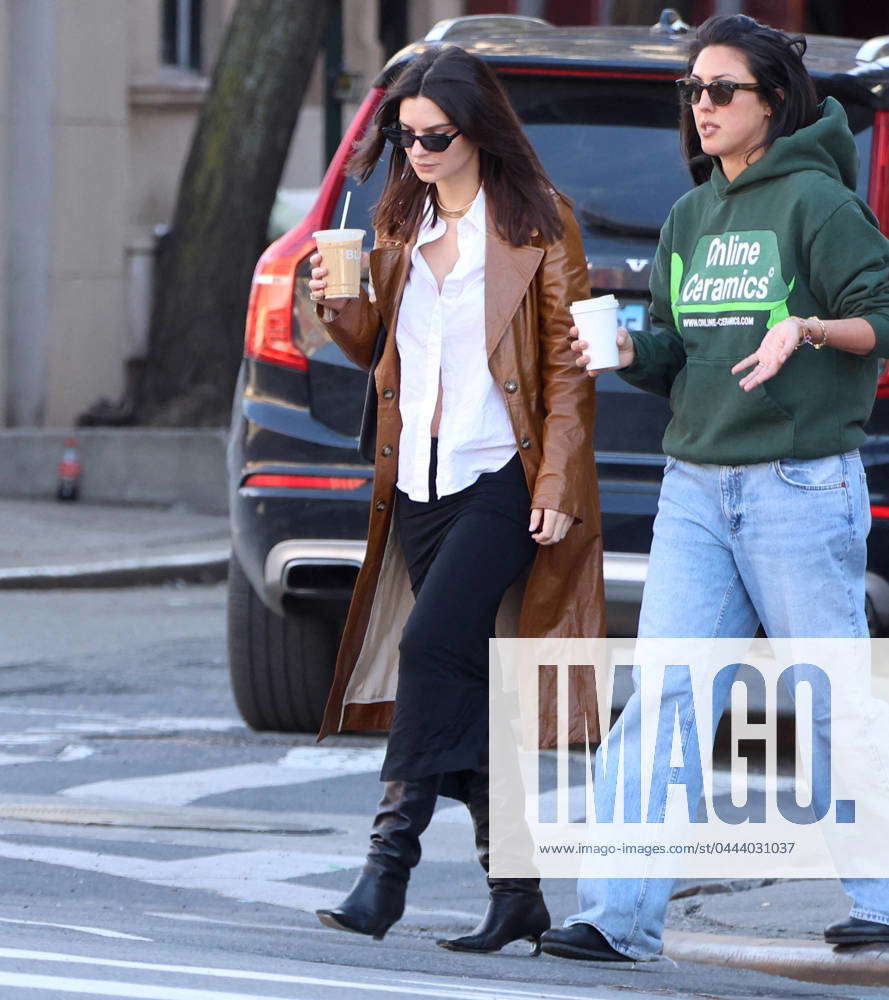 Emily Ratajkowski Returns Home - NYC Emily Ratajkowski coming back home ...