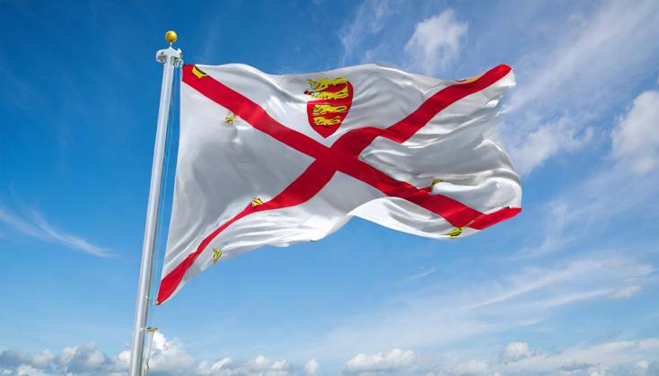 Die Fahne von Isle of Jersey, Großbritannien flattert im