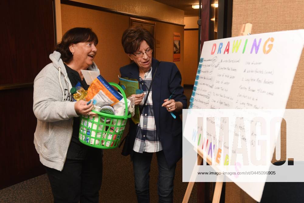 Syndication: Ventura County Star Church volunteers Cheryl Lake (left ...