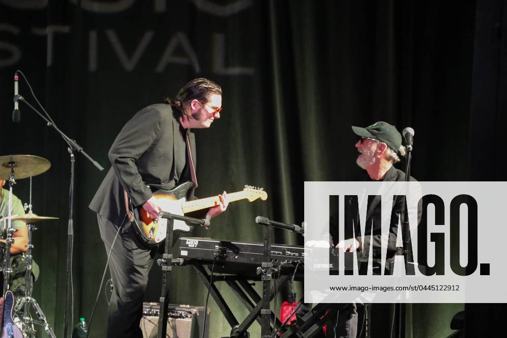 Syndication: Savannah Morning News Eddie 9V plays with keyboard player ...