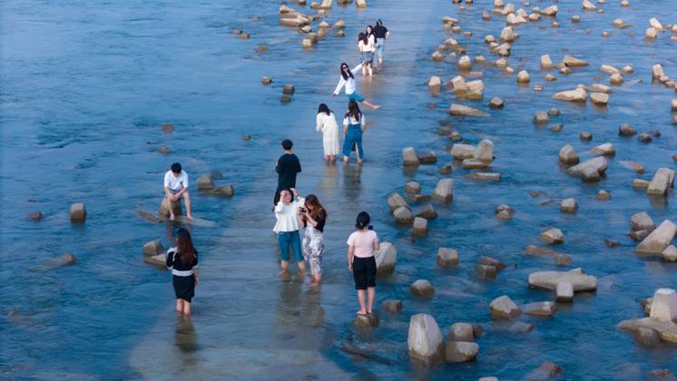 Yangtze River Water Level Fall in Chongqing CHONGQING, CHINA - APRIL 13 ...