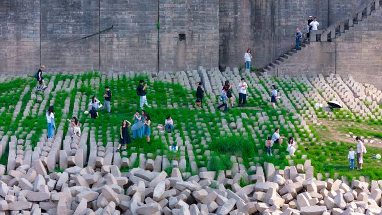 Yangtze River Water Level Fall in Chongqing CHONGQING, CHINA - APRIL 13 ...