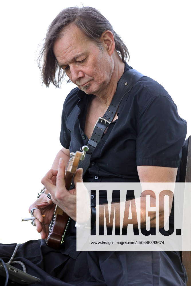 Guitarists and singers The multi-talented AKRA BOA, who is a singer ...