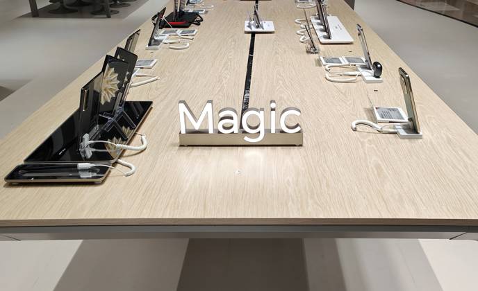 Honor Mobile Flag Store in Shanghai SHANGHAI, CHINA - MARCH 26, 2024 ...