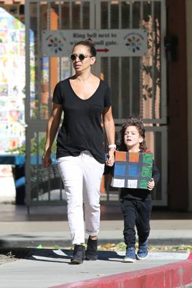 Maya Rudolph picks up her son Jack, dressed as a Rubik s Cube, after ...