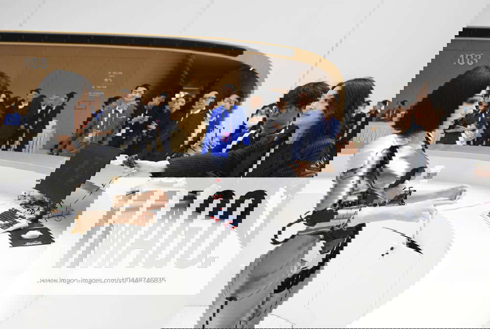 (240425) -- BEIJING, April 25, 2024 -- Journalists interact with a bionic humanoid robot at the