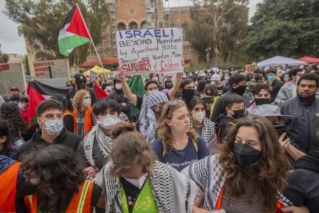 UCLA students in Los Angeles California launch a camp in solidarity ...