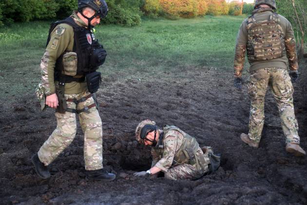 Russians attack Kharkiv with guided bombs Experts work at the scene ...