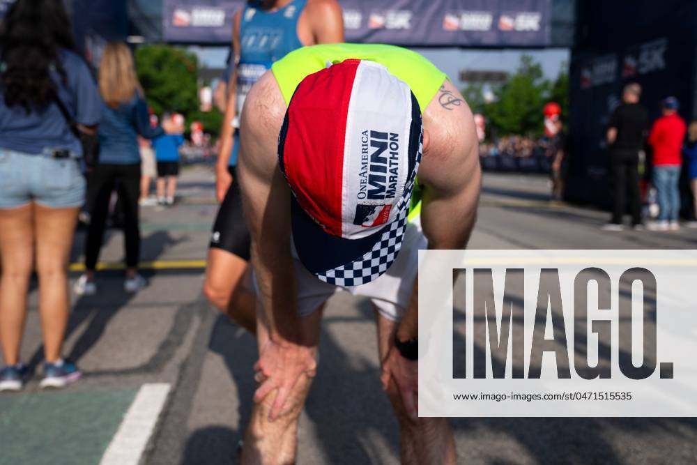 Syndication: The Indianapolis Star A runner from the first wave catches ...