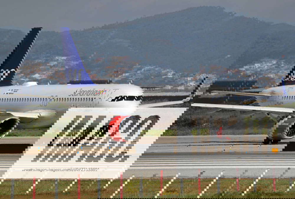 Diverse aircraft on the runway An Airbus A320-251N from SAS is ...