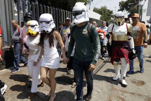 Star Wars Fans disguised a Stormtrooper attend the Reto Fest CDMX ...