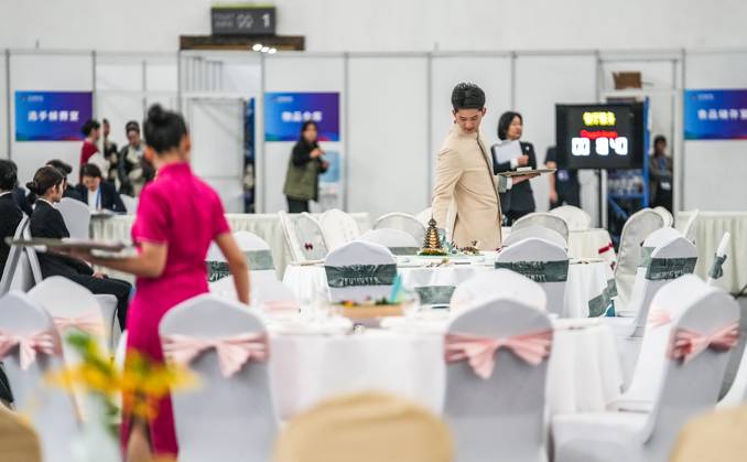 (240508) -- GUIYANG, May 8, 2024 -- Contestants compete during a ...
