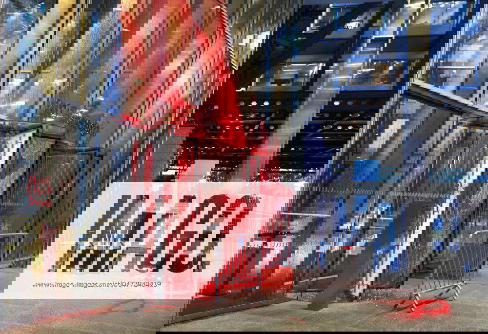 London, Gebäude der Scotiabank mit roter Farbe beschmiert May 17, 2024 ...