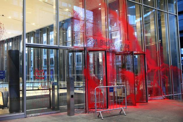 London, Gebäude der Scotiabank mit roter Farbe beschmiert London ...