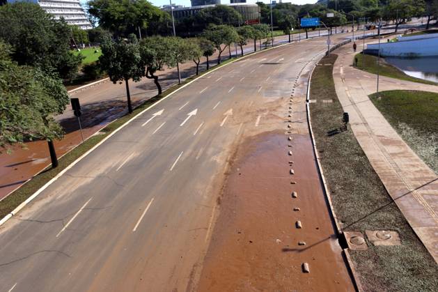 Trail of silt and garbage in neighborhoods where the water receded in ...
